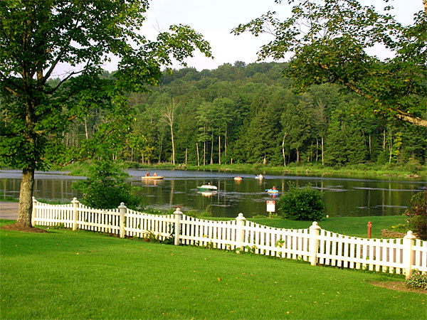 Boating-pond – Fieldstone Farm Resort
